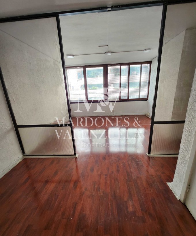 Oficina en Venta en Santiago, Oficina salida de metro U de Chile (138519)