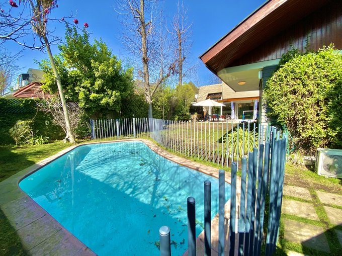 Casa en Venta en Vitacura, Amplia casa familiar, con piscina